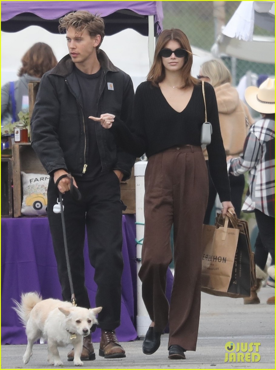 Kaia Gerber & Austin Butler Hold Hands During a Trip to the Farmer's ...