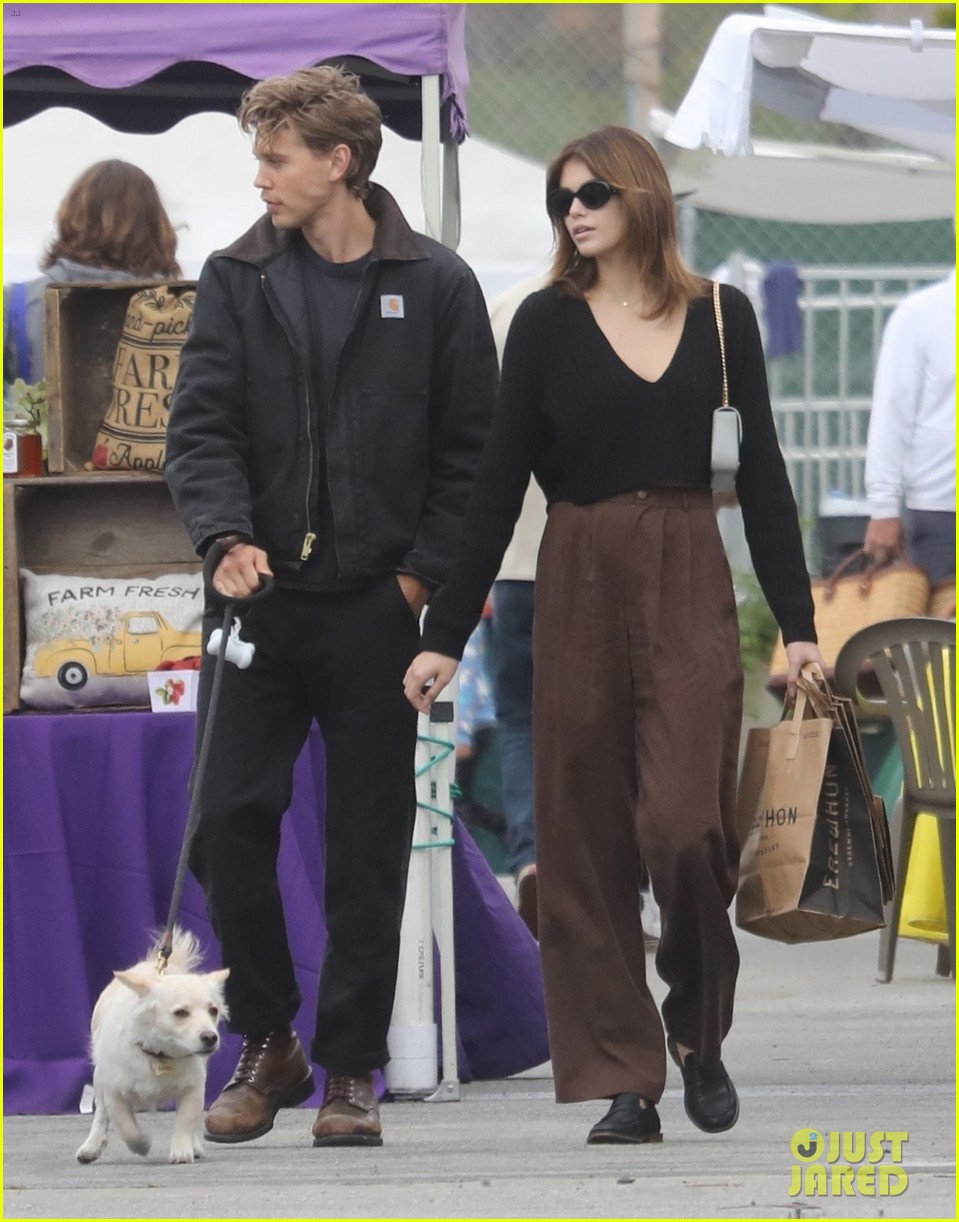 Kaia Gerber & Austin Butler Hold Hands During a Trip to the Farmer's ...