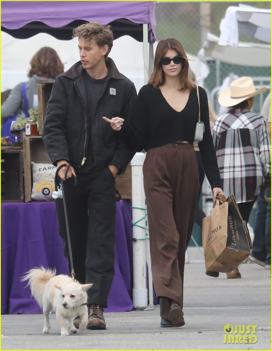 Kaia Gerber & Austin Butler Hold Hands During a Trip to the Farmer's ...