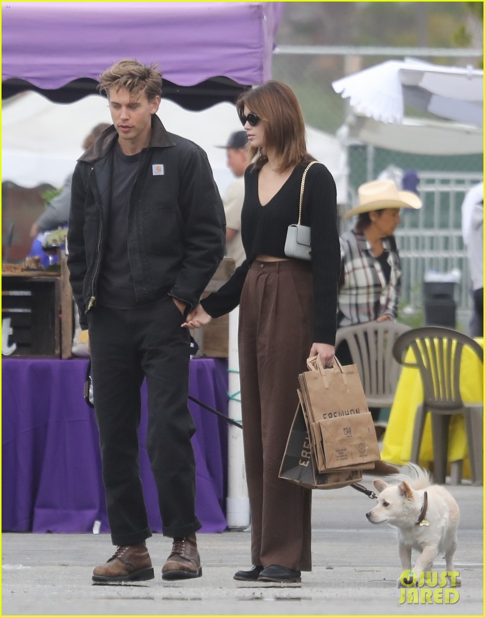 Kaia Gerber & Austin Butler Hold Hands During a Trip to the Farmer's ...