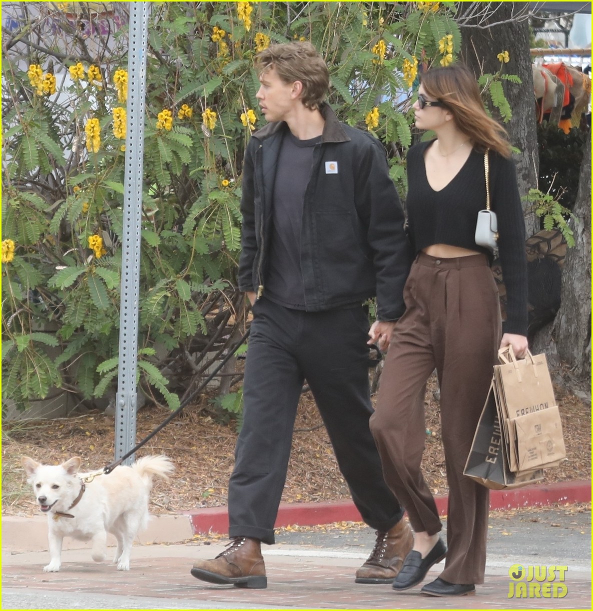 Kaia Gerber & Austin Butler Hold Hands During a Trip to the Farmer's ...