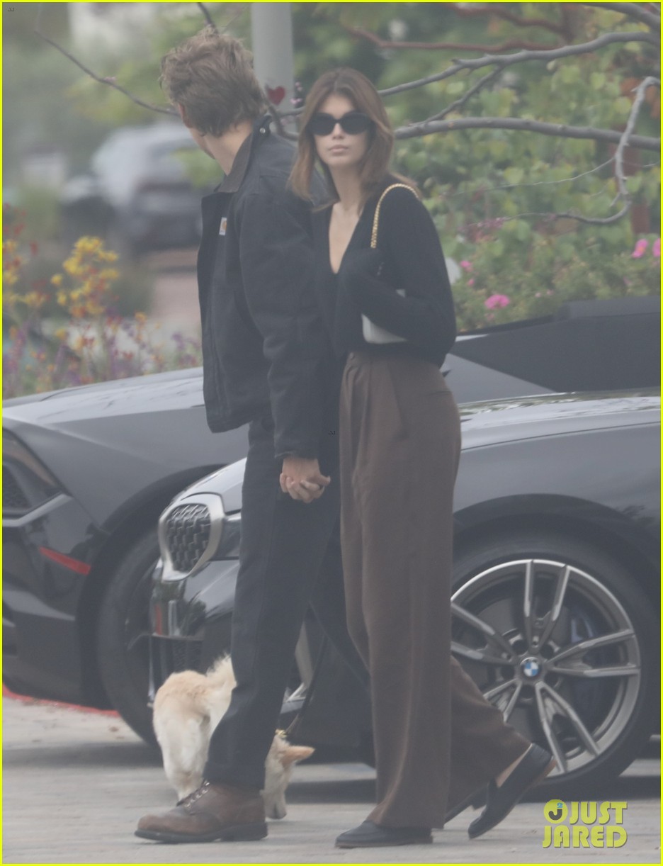 Kaia Gerber & Austin Butler Hold Hands During a Trip to the Farmer's ...