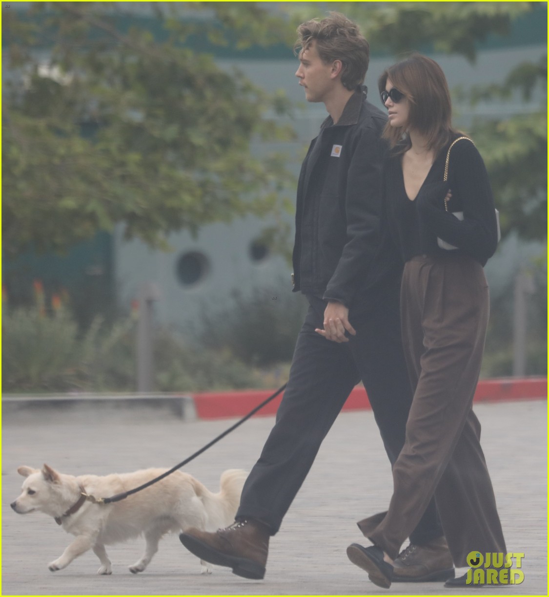 Kaia Gerber & Austin Butler Hold Hands During a Trip to the Farmer's ...