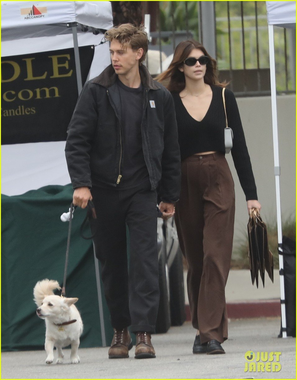 Kaia Gerber & Austin Butler Hold Hands During a Trip to the Farmer's ...