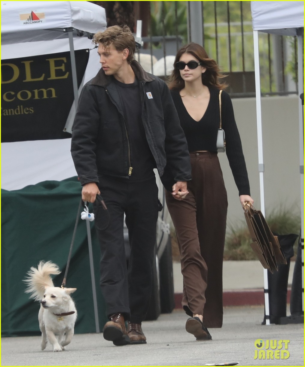 Kaia Gerber & Austin Butler Hold Hands During a Trip to the Farmer's ...
