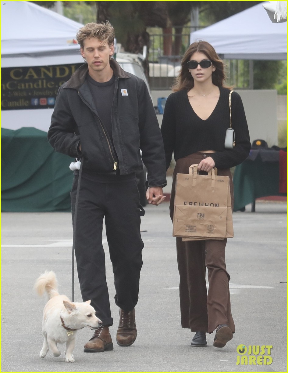 Kaia Gerber & Austin Butler Hold Hands During a Trip to the Farmer's ...