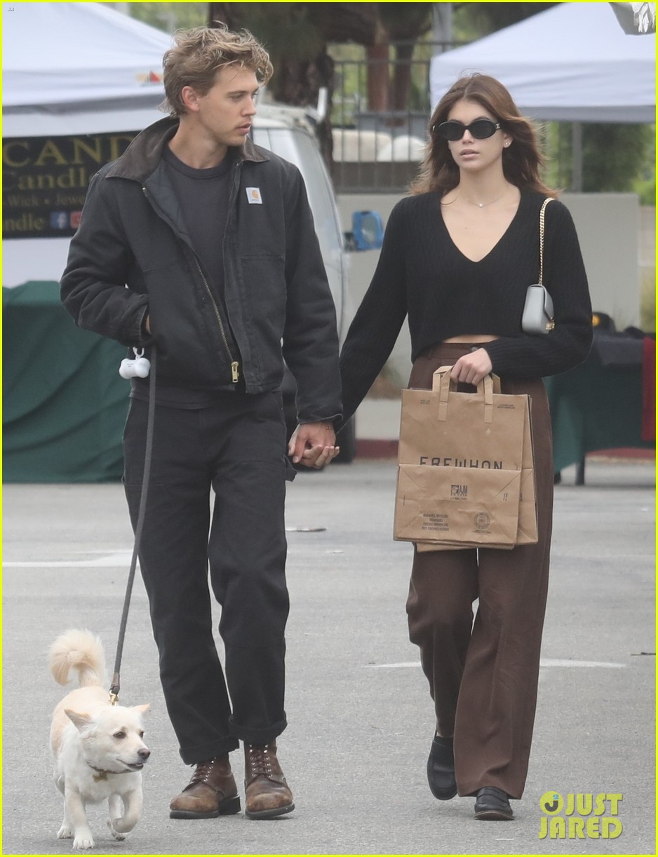 Kaia Gerber & Austin Butler Hold Hands During a Trip to the Farmer's ...