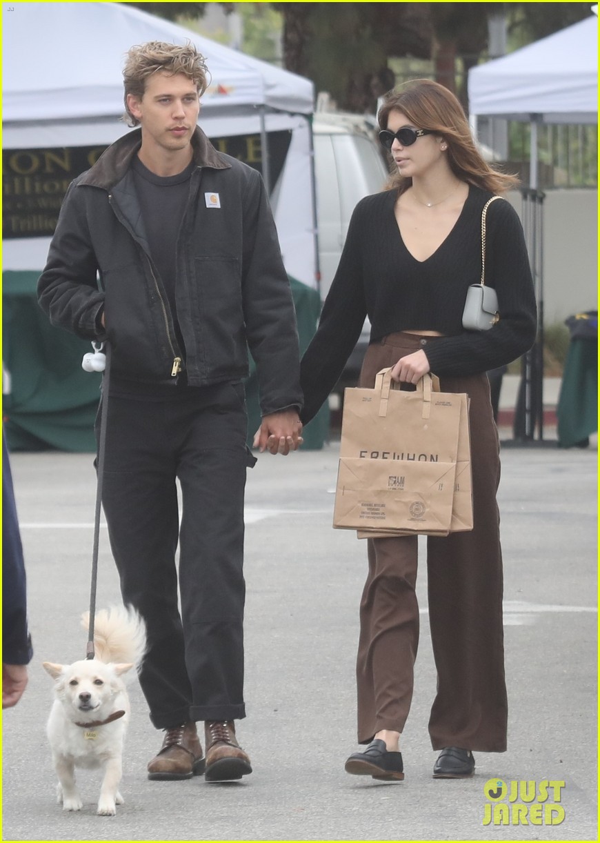 Kaia Gerber & Austin Butler Hold Hands During a Trip to the Farmer's ...