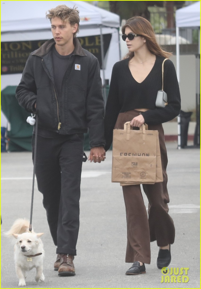 Kaia Gerber & Austin Butler Hold Hands During a Trip to the Farmer's ...