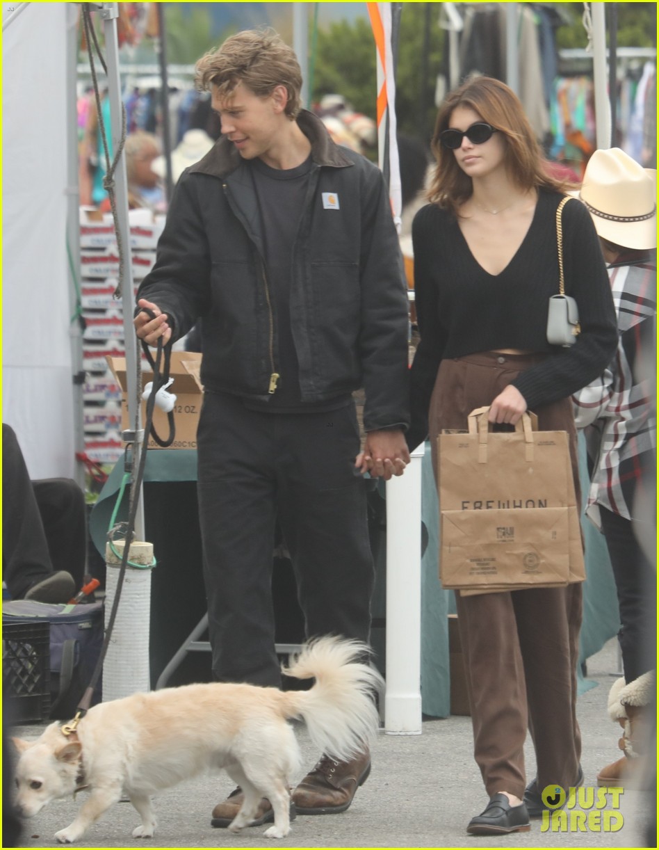 Kaia Gerber & Austin Butler Hold Hands During a Trip to the Farmer's ...
