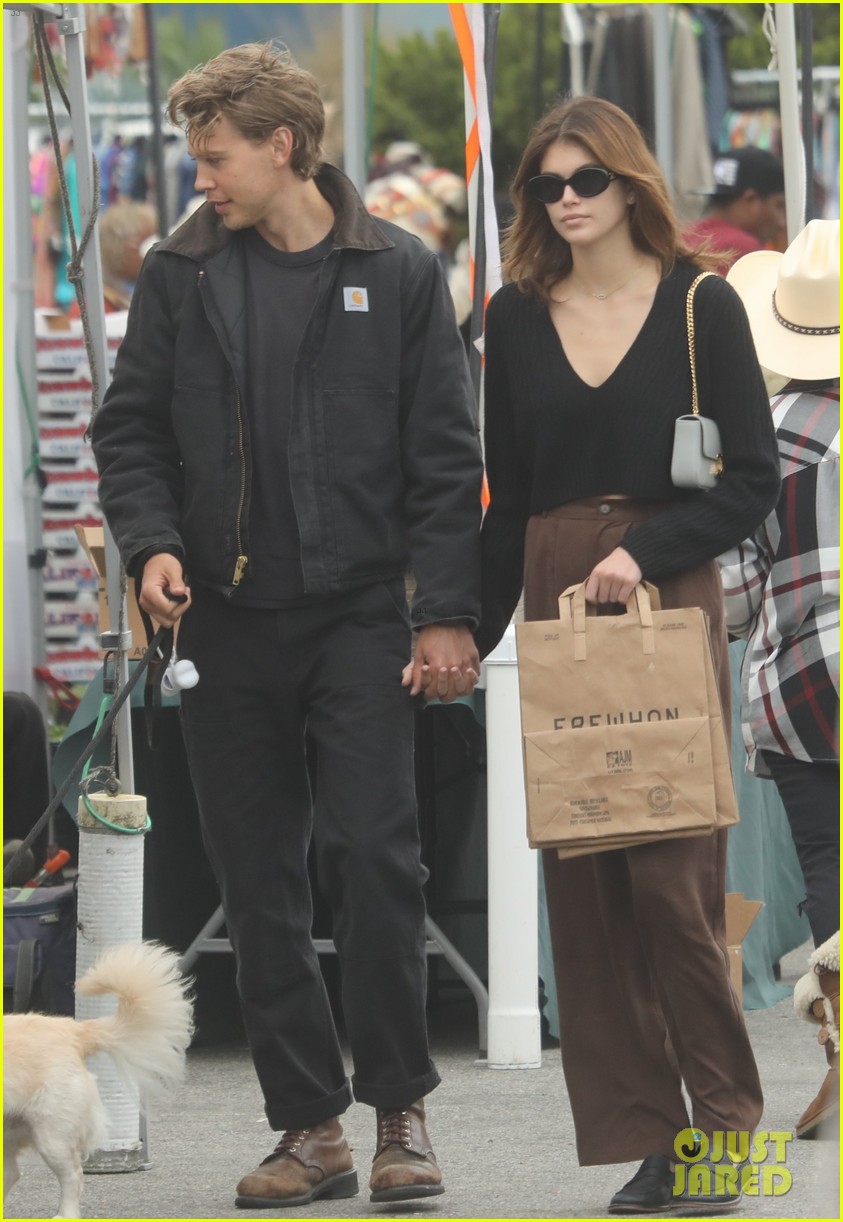 Kaia Gerber & Austin Butler Hold Hands During a Trip to the Farmer's ...