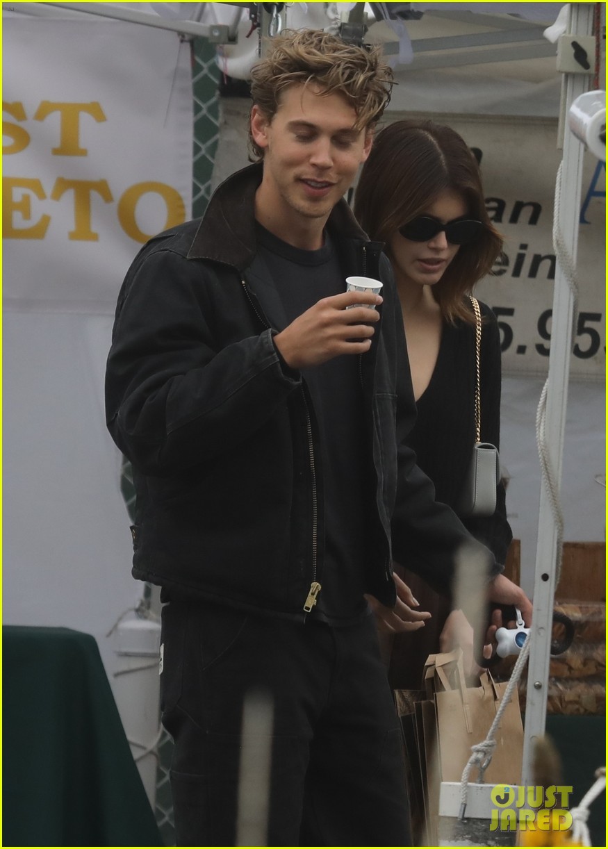 Kaia Gerber & Austin Butler Hold Hands During a Trip to the Farmer's ...
