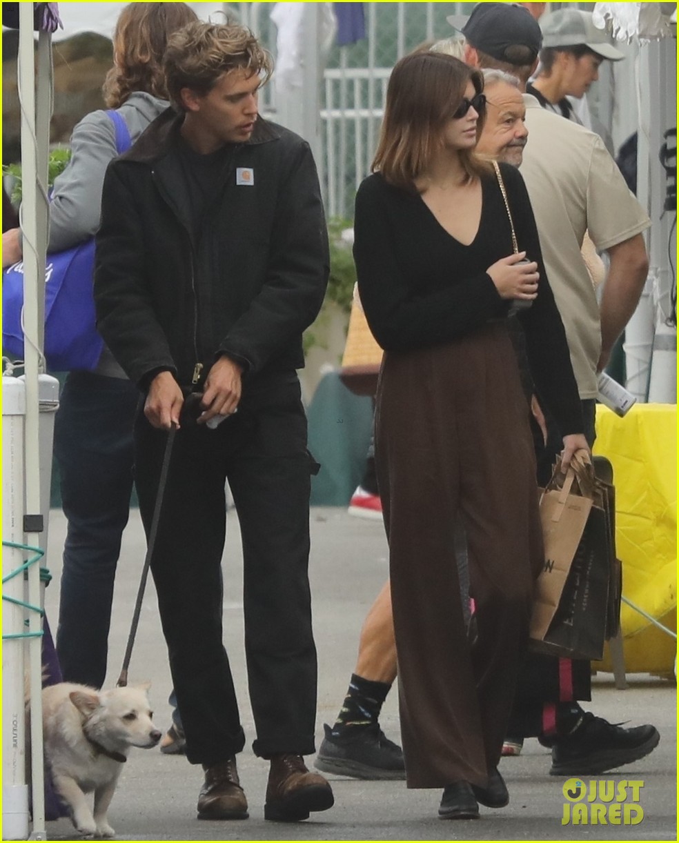 Kaia Gerber & Austin Butler Hold Hands During a Trip to the Farmer's ...