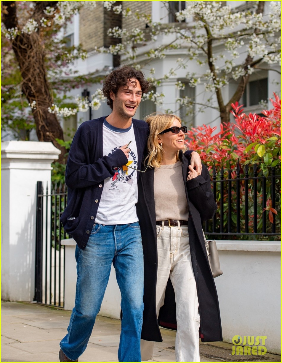 Sienna Miller & Oli Green Pack on PDA During Pizza Date in London ...