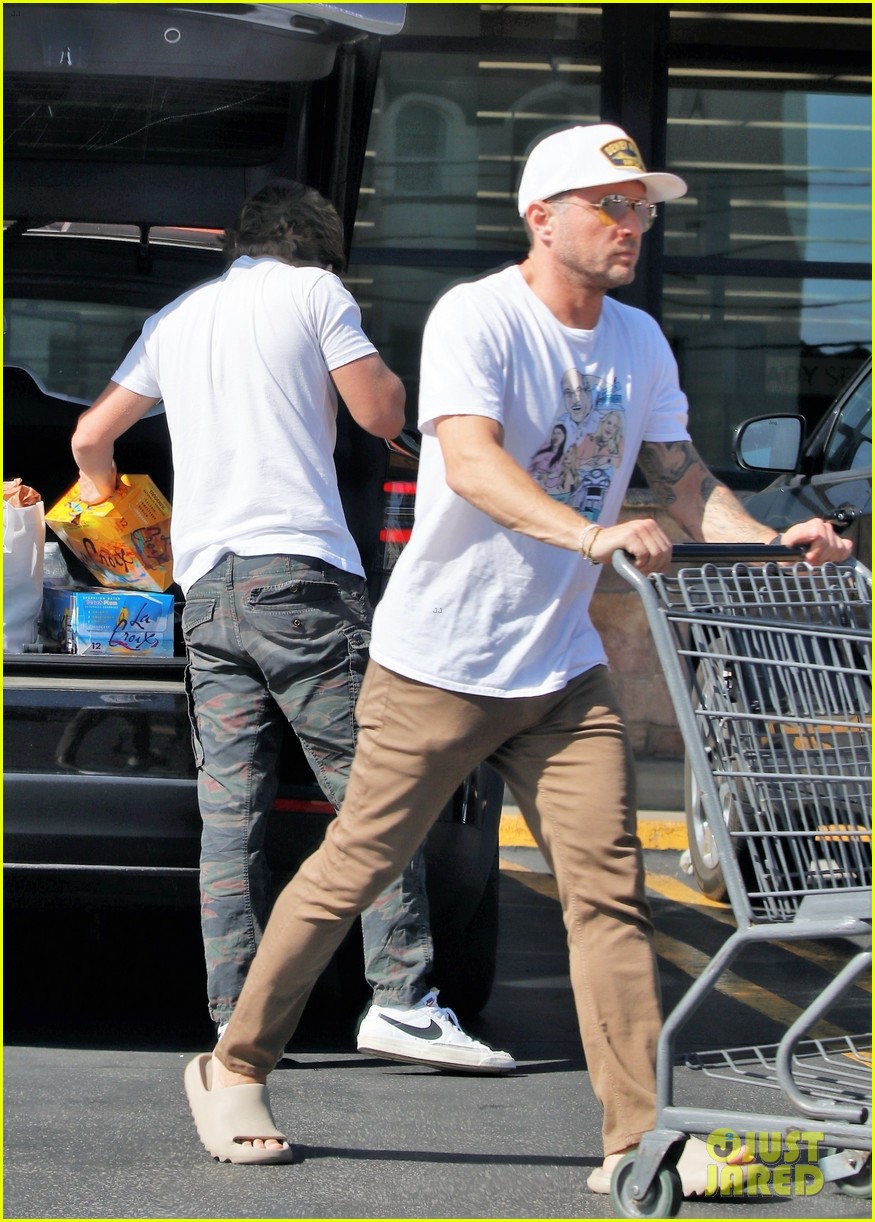 Ryan Phillippe Went Shirtless for His Outdoor Workout & He Looks Great ...