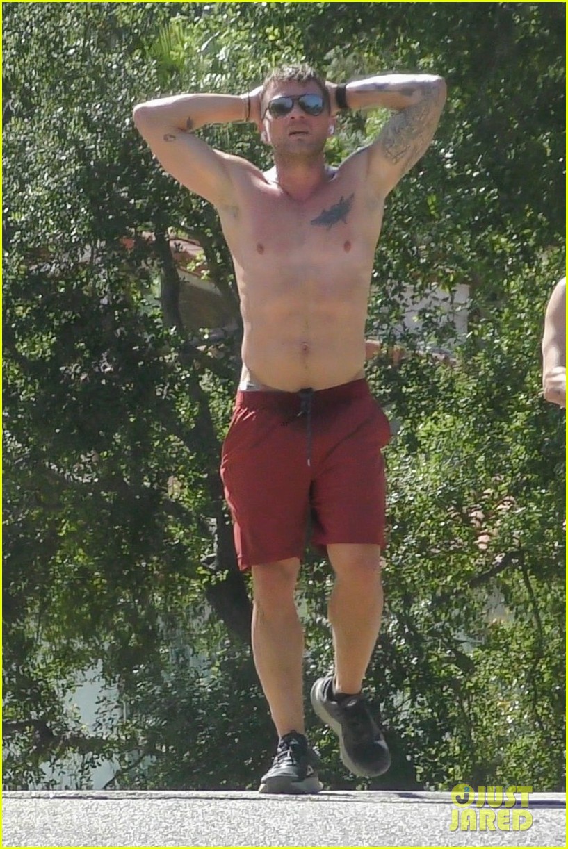 Ryan Phillippe Went Shirtless for His Outdoor Workout & He Looks Great ...