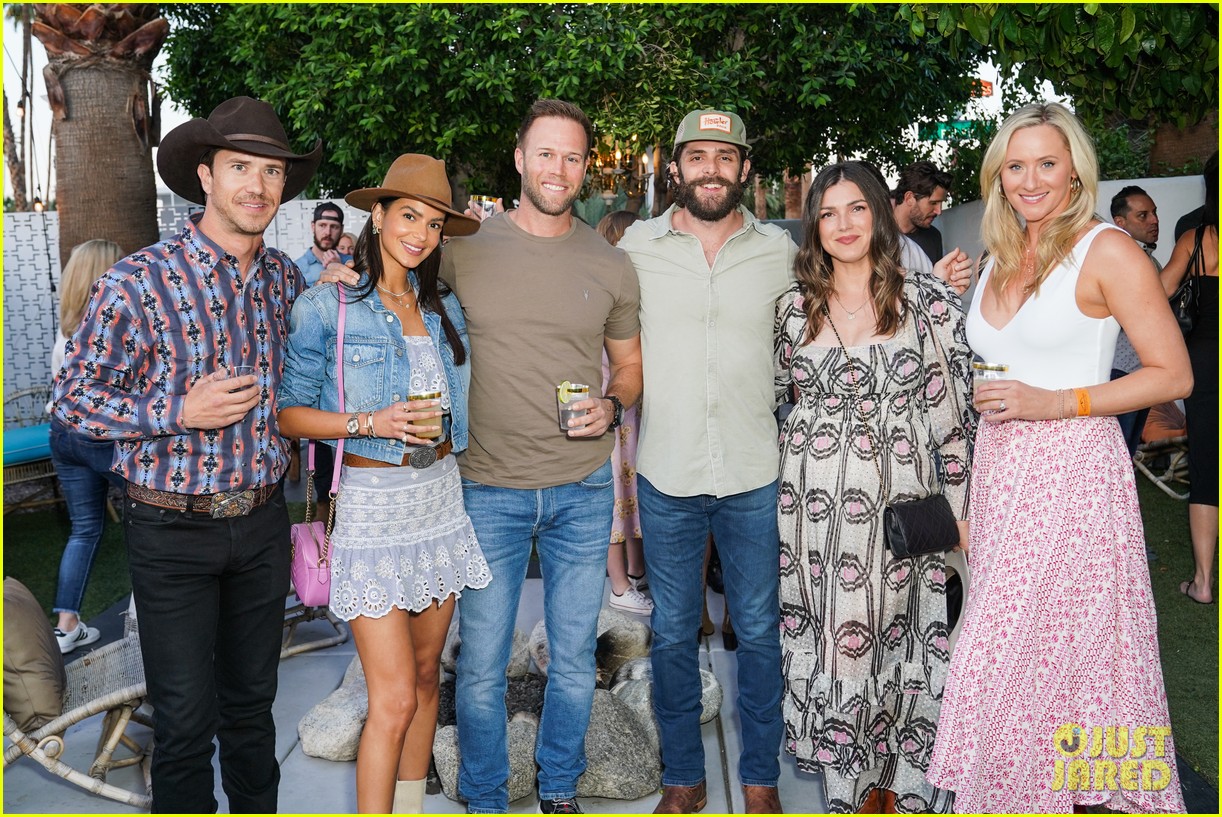 Thomas Rhett Surprises Fans at Stagecoach By Bringing Out Ashton ...