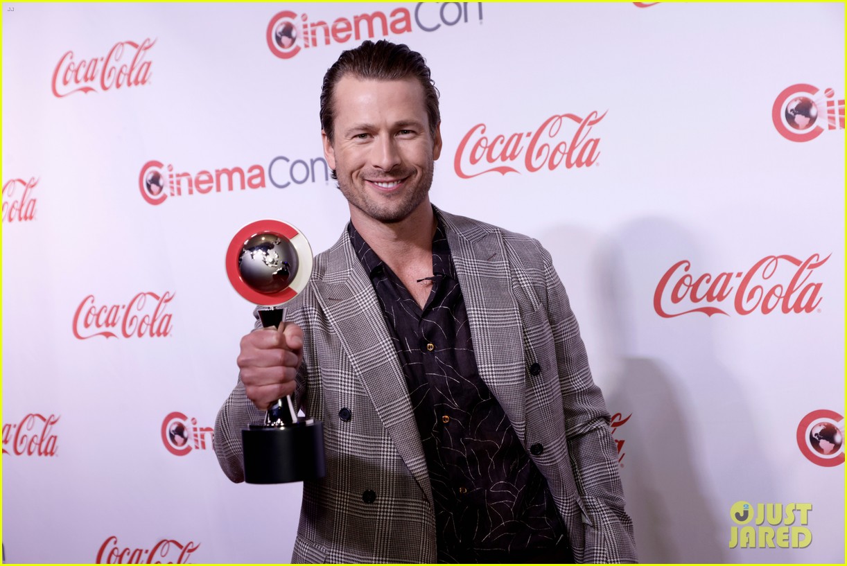 Zoe Saldana & Glen Powell Receive Awards on CinemaCon's Final Night ...