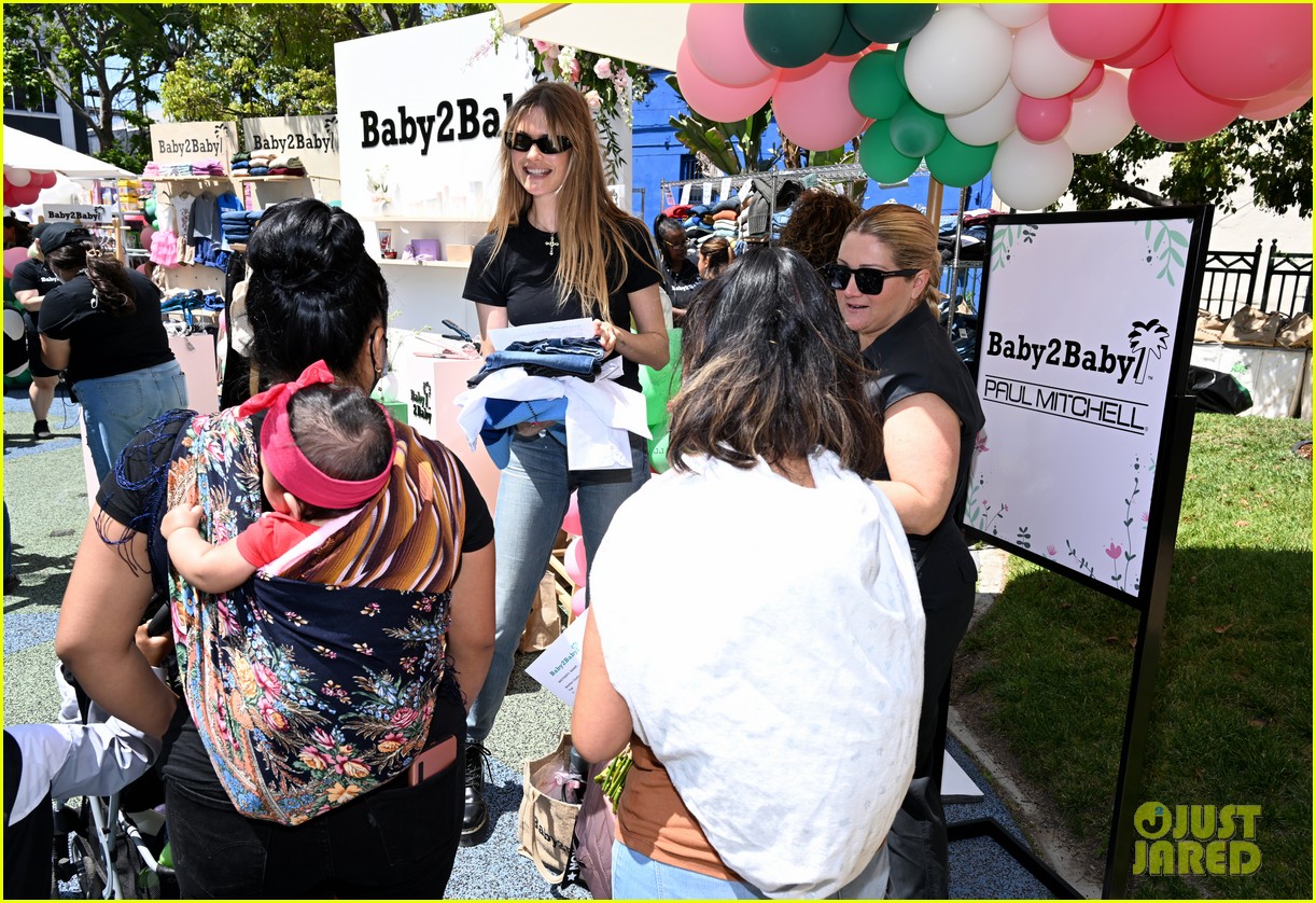 Zoe Saldana & Jenna Dewan Hand Out Special Gifts To Moms in LA During Baby2Baby's Event: Photo ...