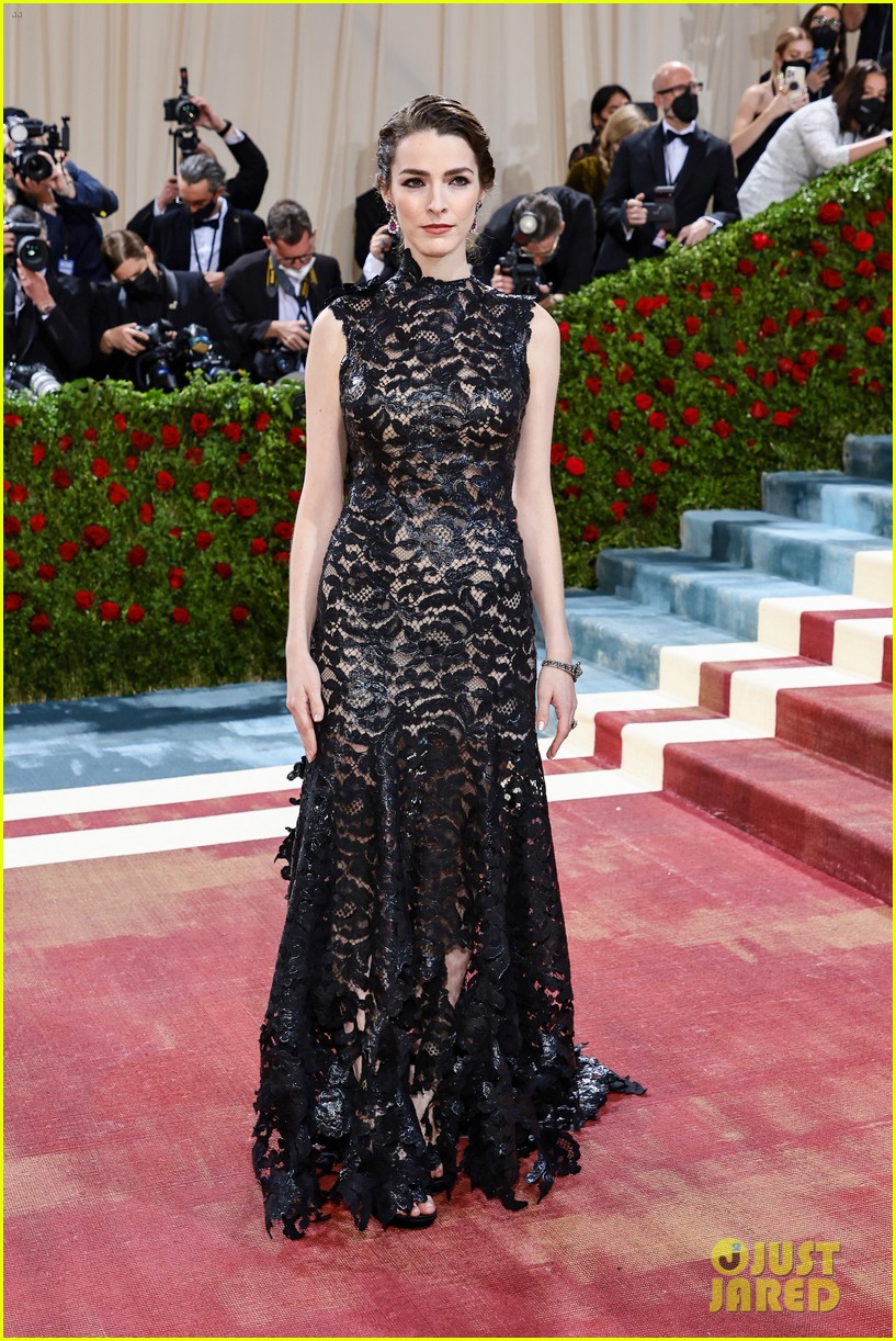 Anna Wintour's Children Bee Carrozzini & Charlie Shaffer Arrive at Met ...