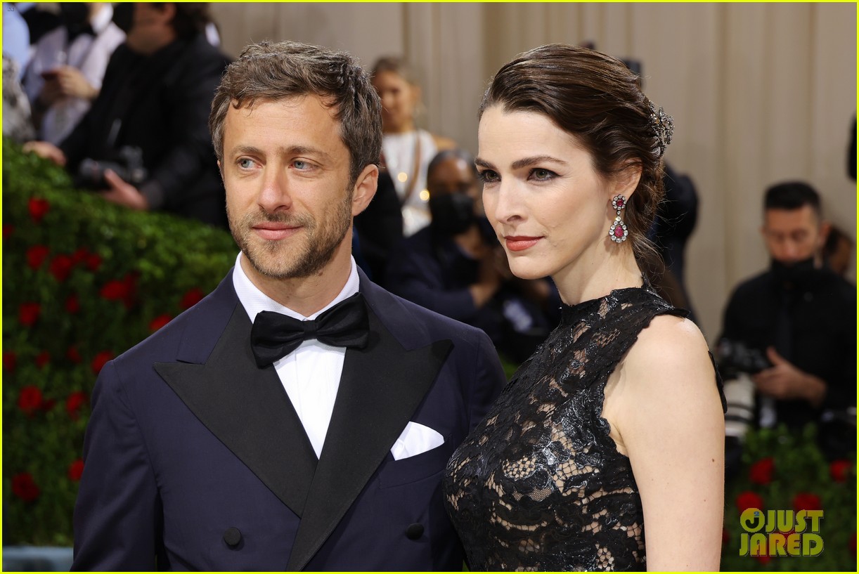 Anna Wintour's Children Bee Carrozzini & Charlie Shaffer Arrive at Met ...