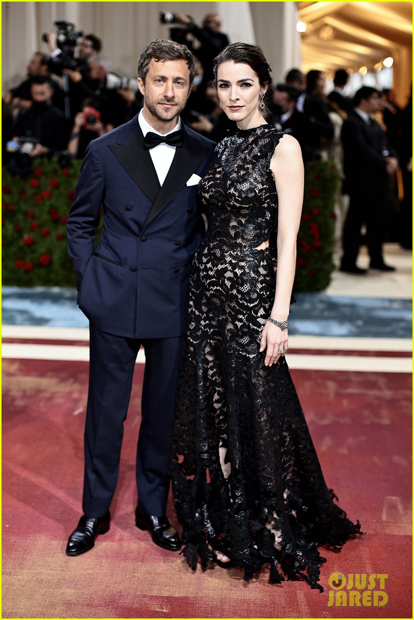 Anna Wintour's Children Bee Carrozzini & Charlie Shaffer Arrive at Met ...