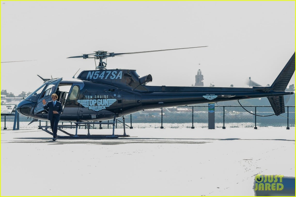 Tom Cruise Arrived at 'Top Gun: Maverick' Premiere in a Helicopter ...