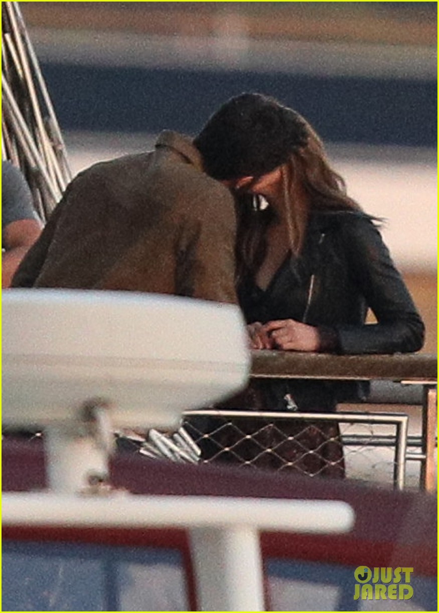 Chris Evans & Ana de Armas Film Kissing Scene for New Movie 'Ghosted' in Washington, DC: Photo ...