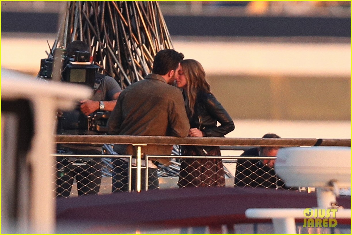 Chris Evans & Ana de Armas Film Kissing Scene for New Movie 'Ghosted' in Washington, DC: Photo ...