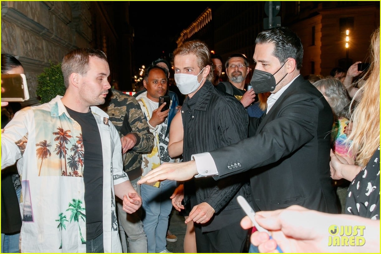 Ewan McGregor & Hayden Christensen Were Surrounded By Fans After ...