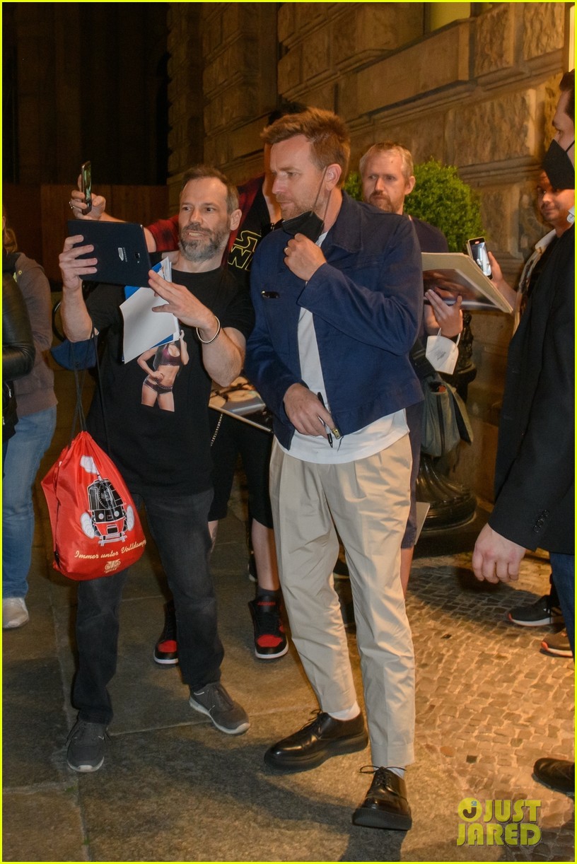 Ewan McGregor & Hayden Christensen Were Surrounded By Fans After ...