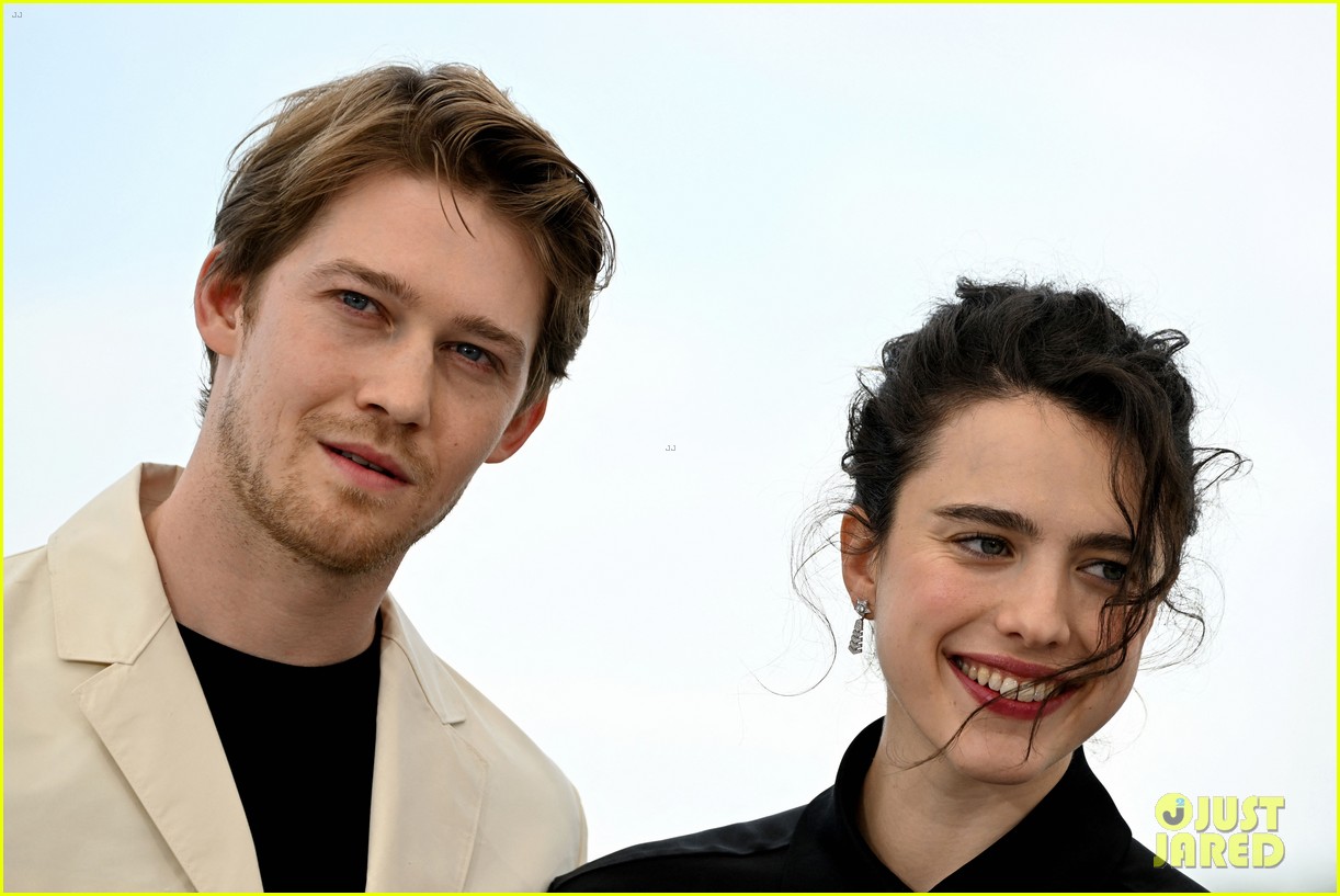 Joe Alwyn & Margaret Qualley Strike a Pose at 'The Stars At Noon' Photo Call in Cannes: Photo ...