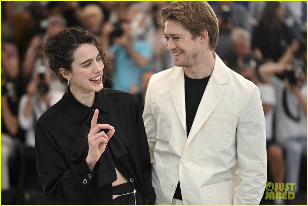 Joe Alwyn & Margaret Qualley Strike a Pose at 'The Stars At Noon' Photo Call in Cannes: Photo ...