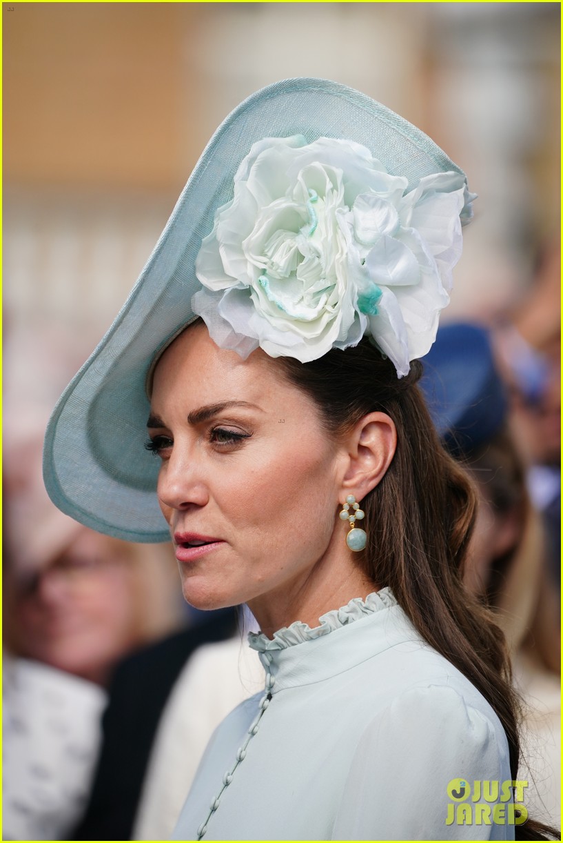 Kate Middleton Steals The Show In A Pretty Floral Fancy Hat at ...
