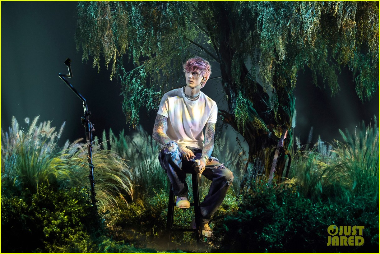 Machine Gun Kelly Dedicates Billboard Music Awards 2022 Performance to ...