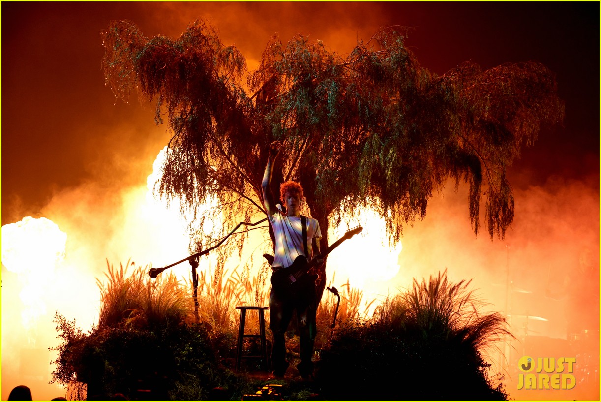 Machine Gun Kelly Dedicates Billboard Music Awards 2022 Performance to ...