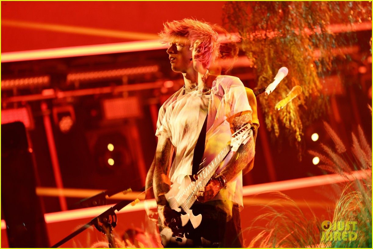 Machine Gun Kelly Dedicates Billboard Music Awards 2022 Performance to ...