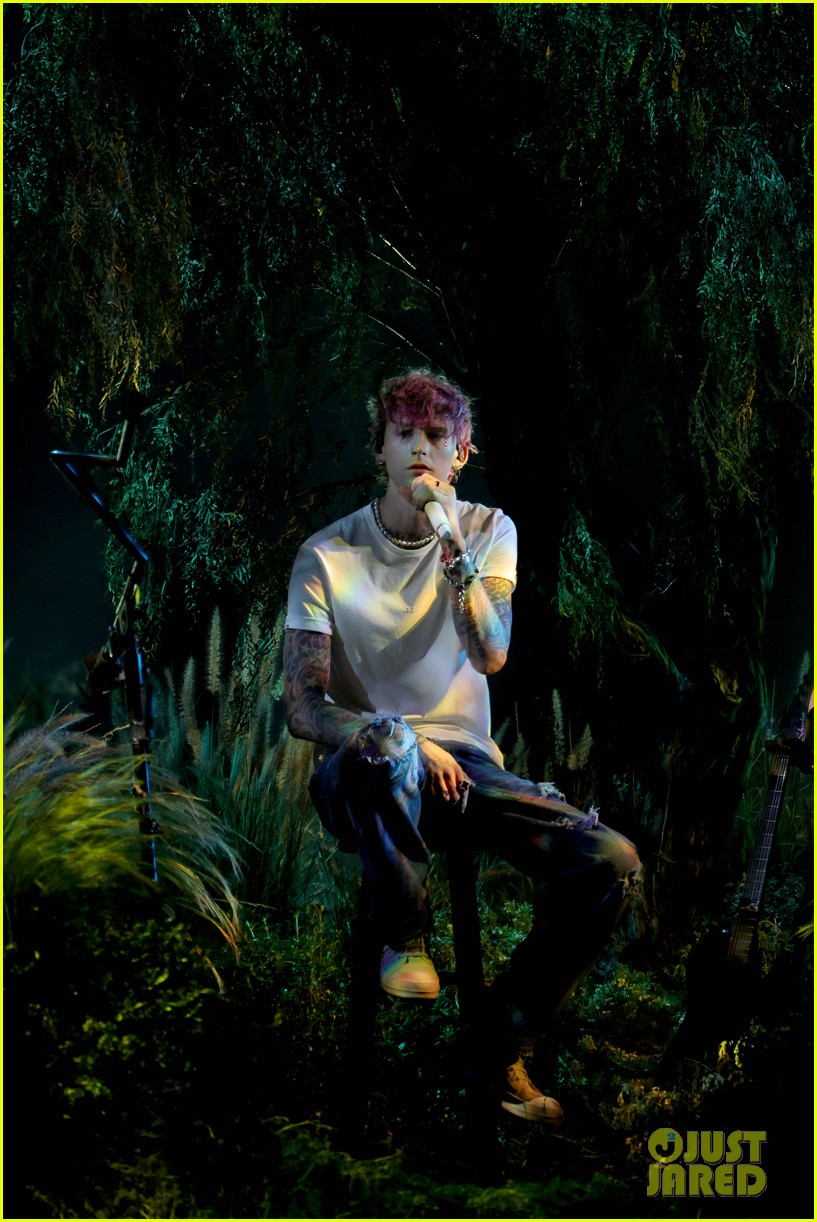 Machine Gun Kelly Dedicates Billboard Music Awards 2022 Performance to ...