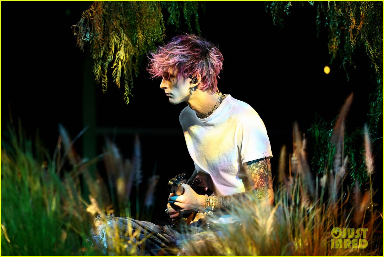 Machine Gun Kelly Dedicates Billboard Music Awards 2022 Performance to ...