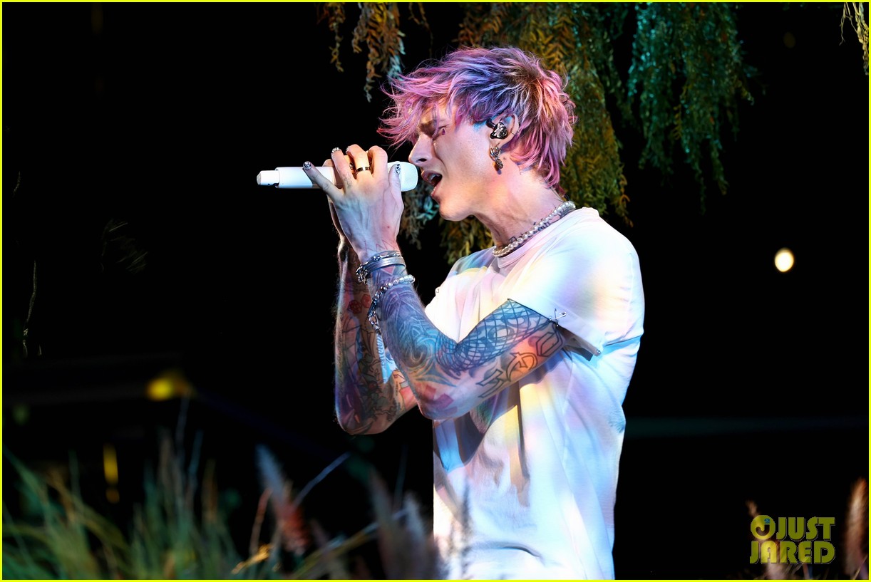 Machine Gun Kelly Dedicates Billboard Music Awards 2022 Performance to ...