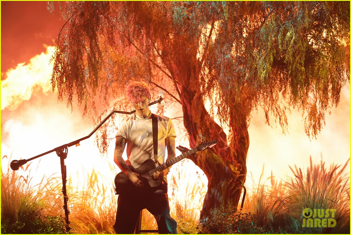 Machine Gun Kelly Dedicates Billboard Music Awards 2022 Performance to ...