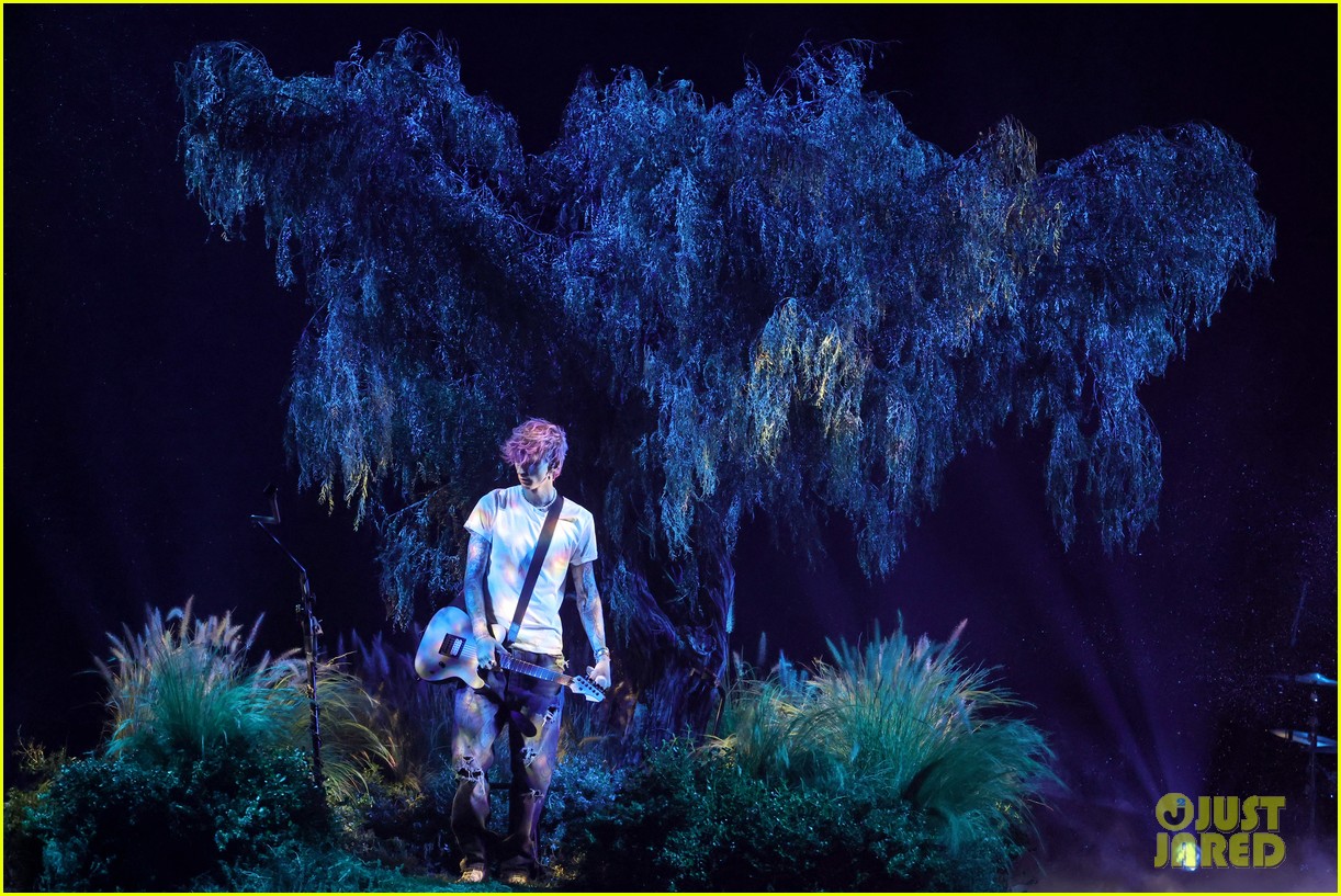 Machine Gun Kelly Dedicates Billboard Music Awards 2022 Performance to ...