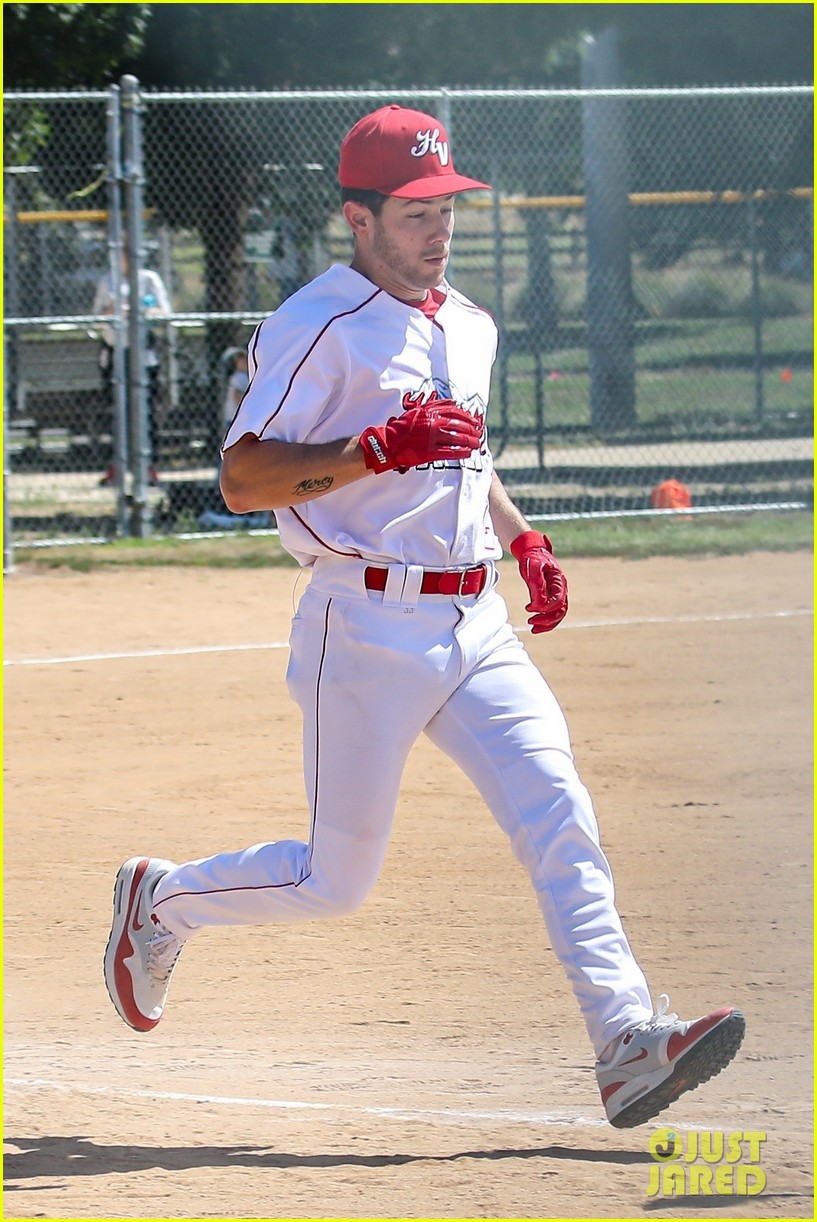 Priyanka Chopra Supports Nick Jonas at His Baseball Game: Photo 4762686 ...