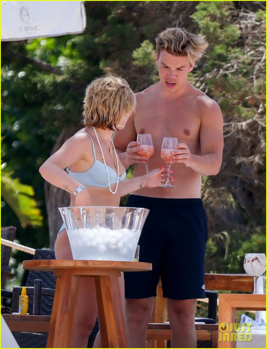 Florence Pugh & Will Poulter Spend Time Together at the Beach, Play Around in Ocean in New ...