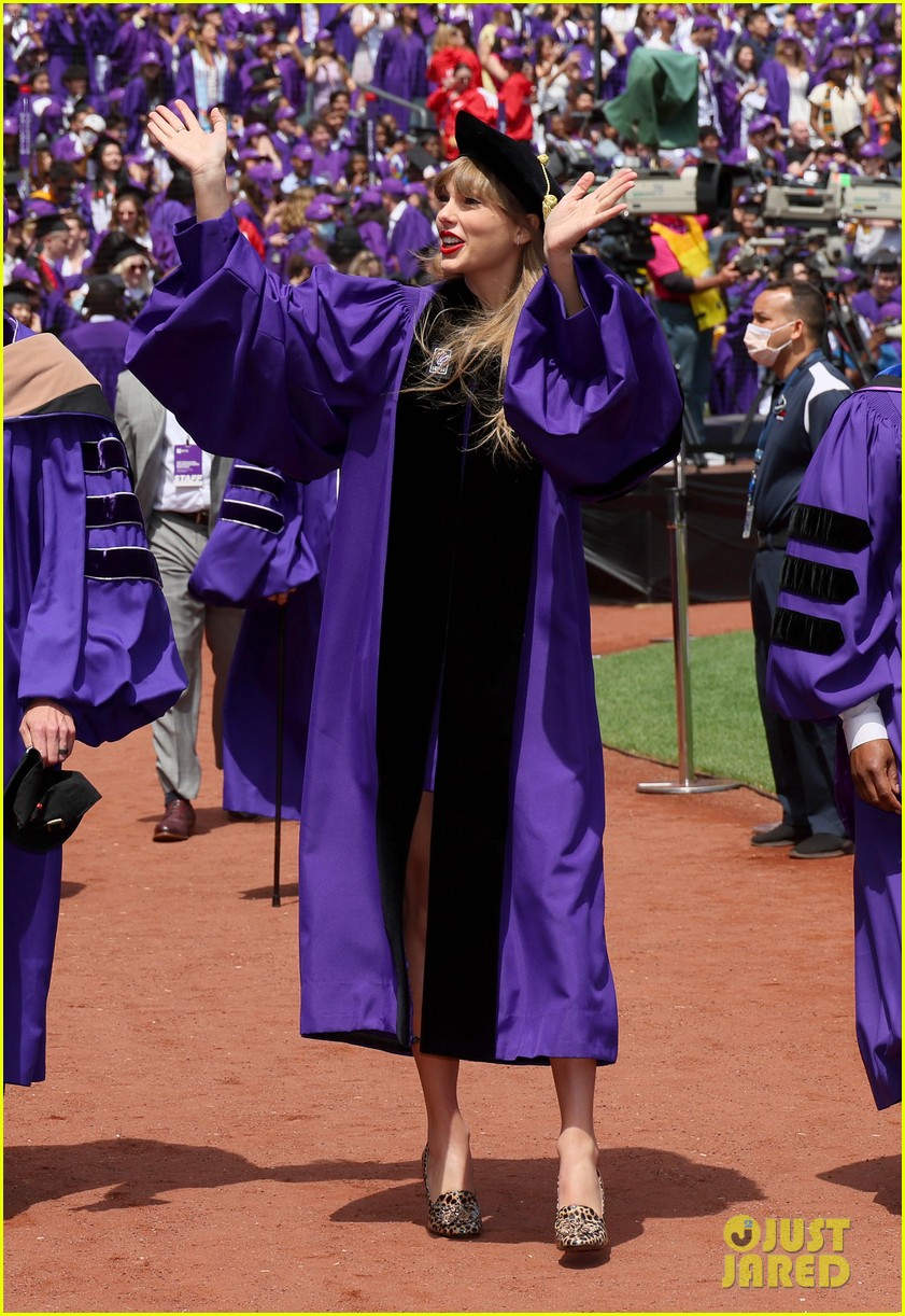 Taylor Swift Earns Her Doctorate From NYU, Delivers Commencement ...