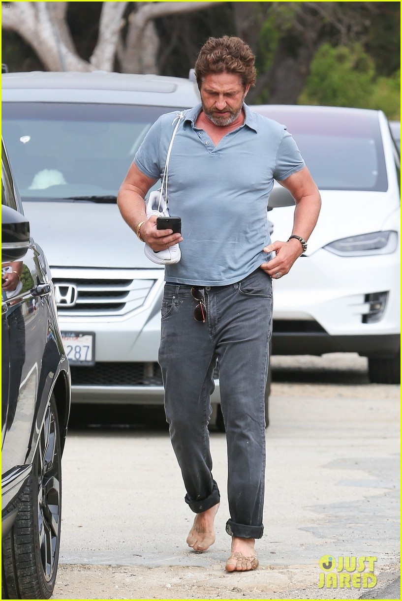 Gerard Butler Kicks Off the Weekend With a Malibu Beach Stroll (Photos ...