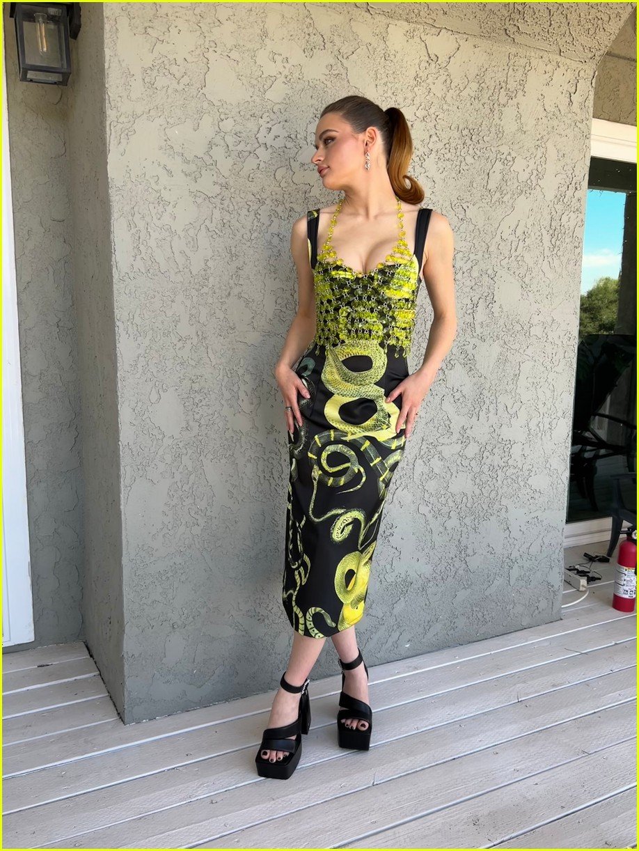 Joey King Wears Snake Dress for 'Kimmel' Appearance Ahead of 'The ...