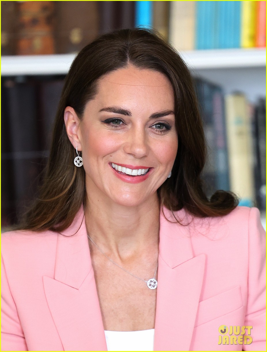 Kate Middleton Wears Perfect Shade of Pink For Roundtable Meeting Close ...