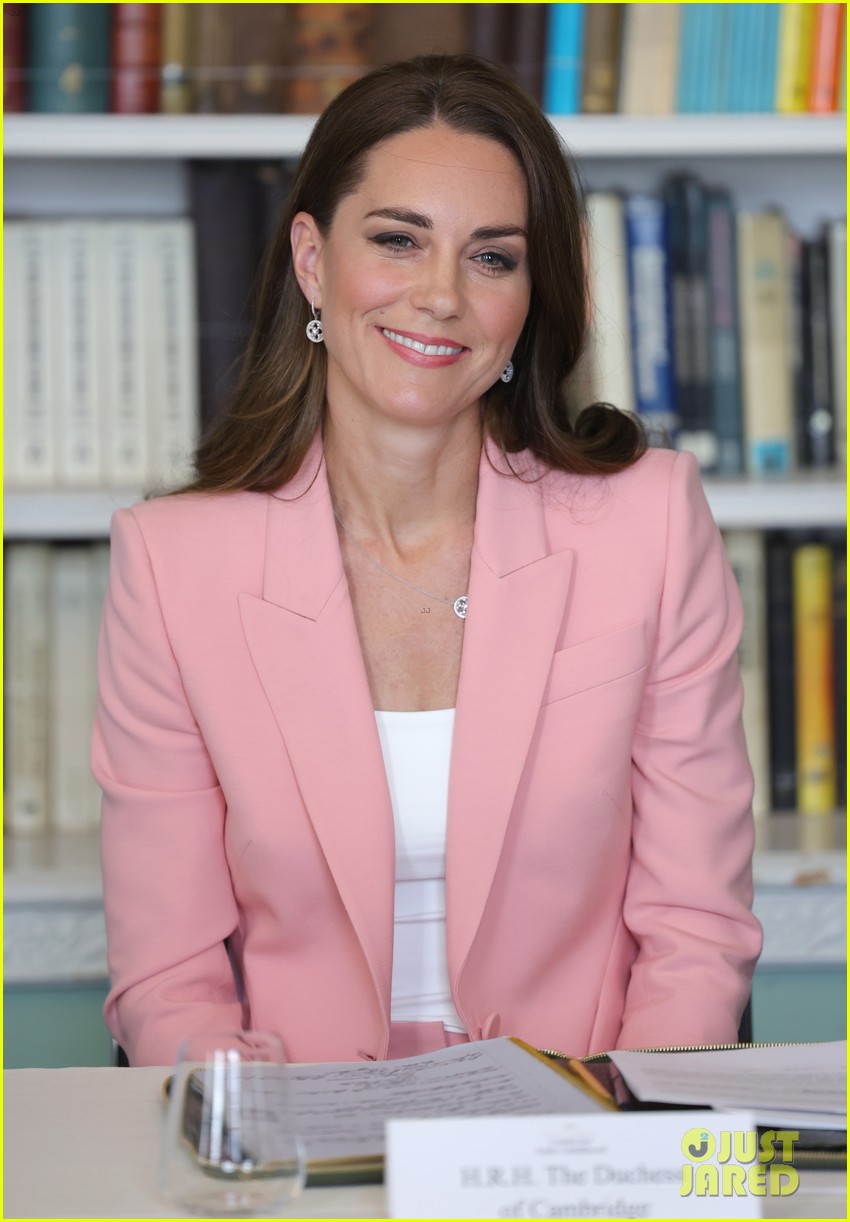 Kate Middleton Wears Perfect Shade of Pink For Roundtable Meeting Close ...