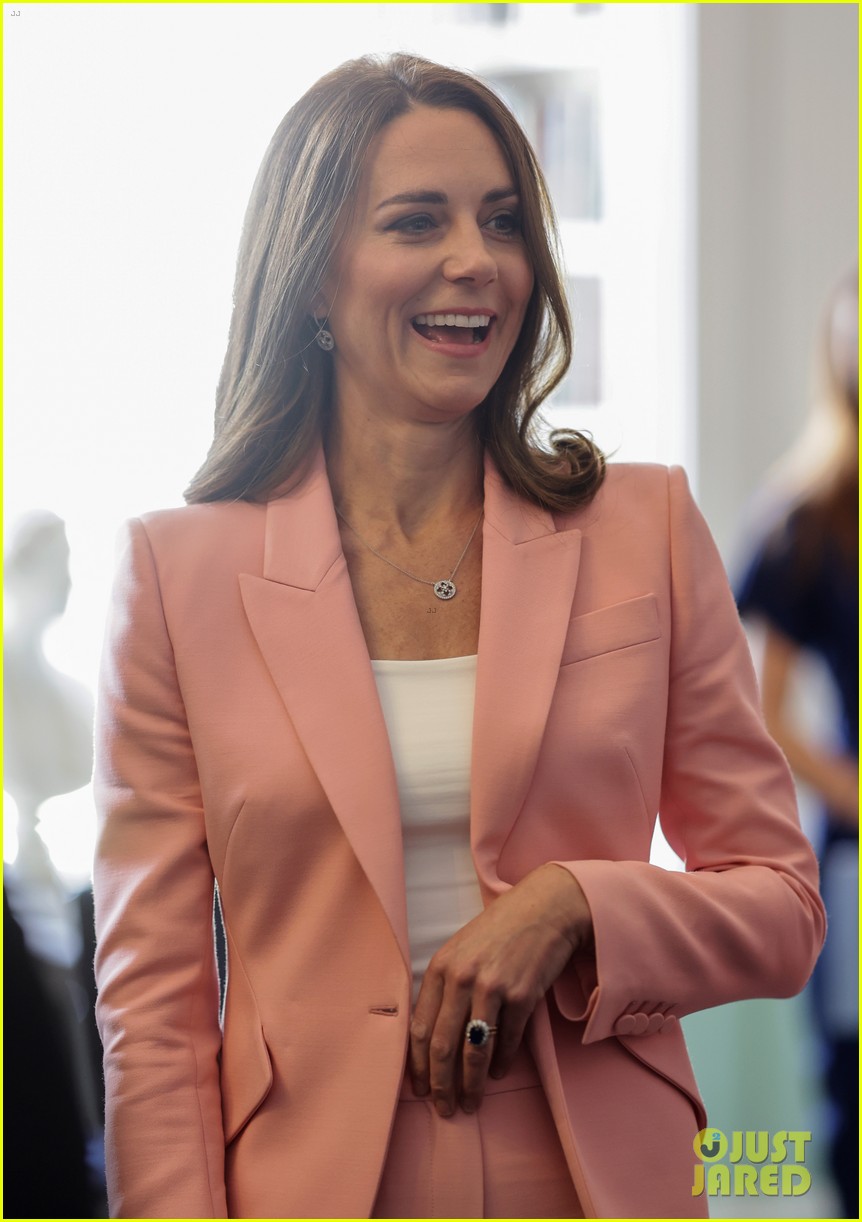 Kate Middleton Wears Perfect Shade of Pink For Roundtable Meeting Close ...